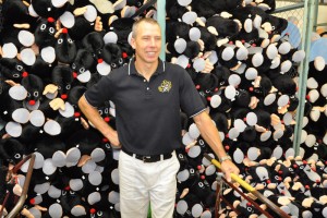 Astronaut Feustel navštívil v Brně továrnu, kde vznikl plyšový krteček ...